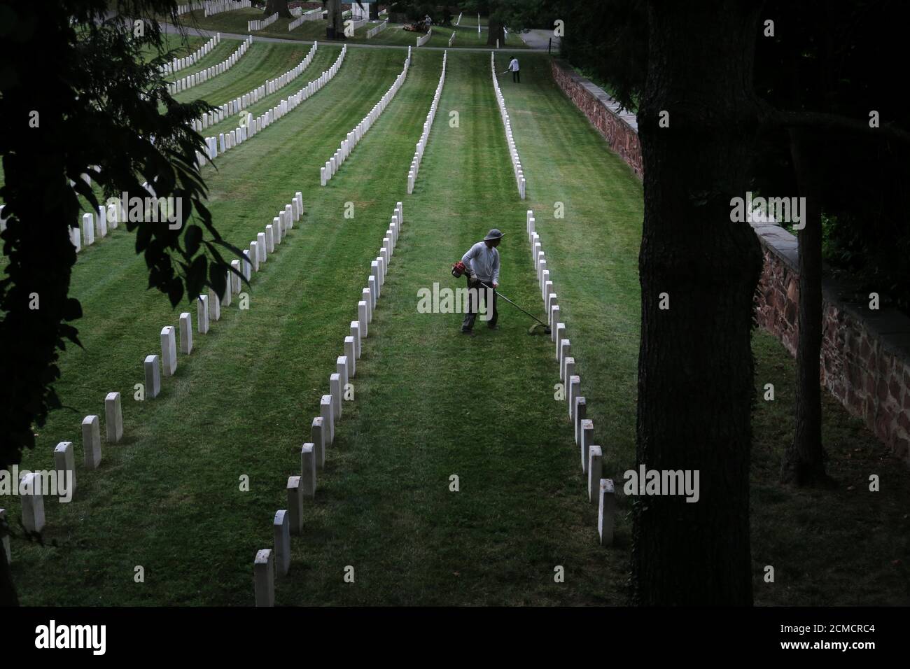 Grass around gravestones hi-res stock photography and images - Alamy