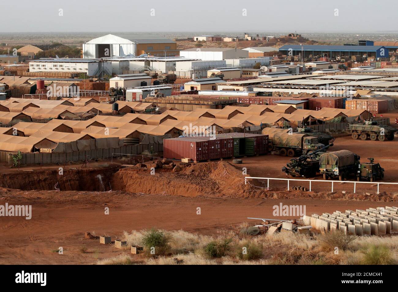 Desert operational platform hi-res stock photography and images - Alamy