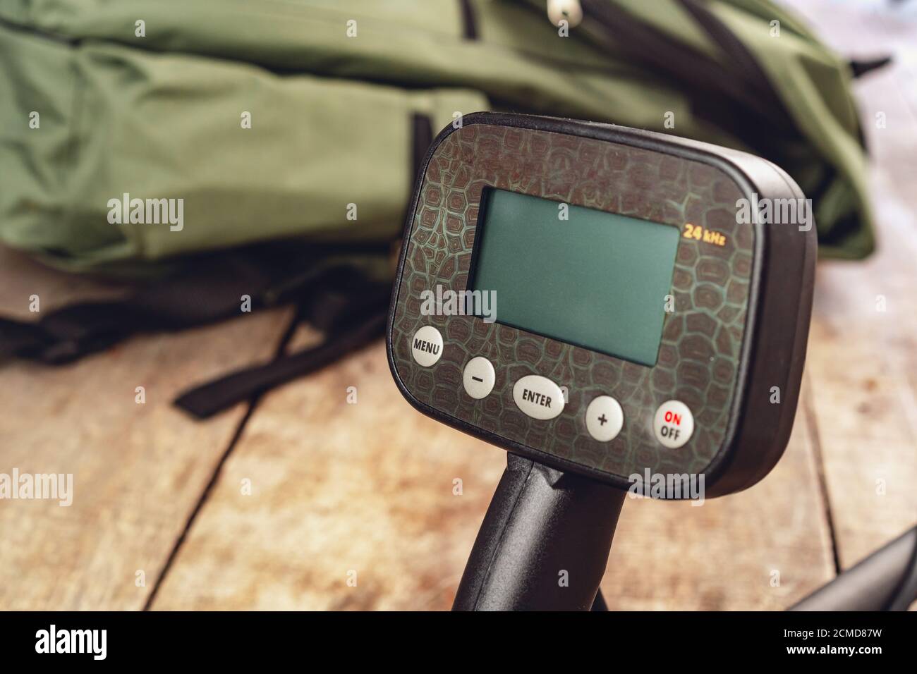 Metal detector tool on wooden board close up Stock Photo - Alamy