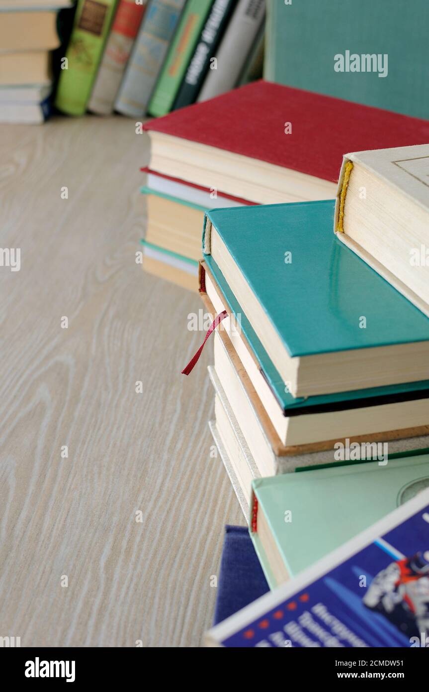 Reading in library stacks hi-res stock photography and images - Alamy