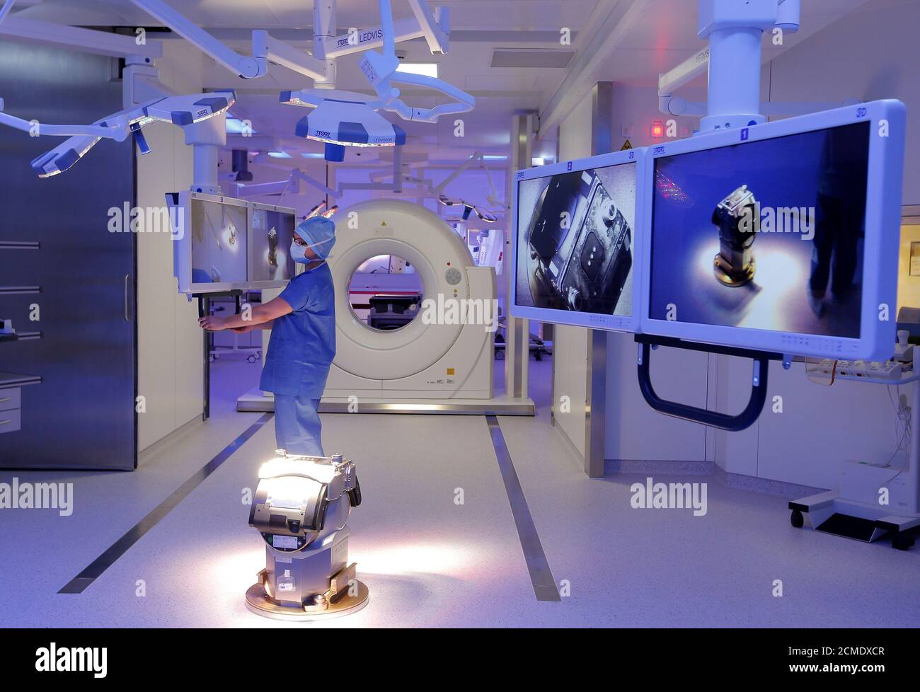 Hybrid Operating Room High Resolution Stock Photography and Images - Alamy