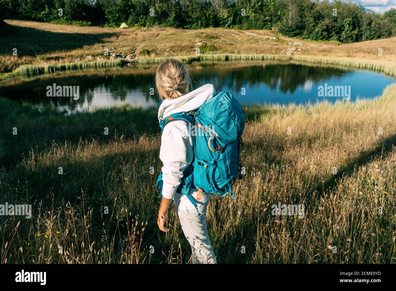 Back view of a woman hiker Stock Photo - Alamy