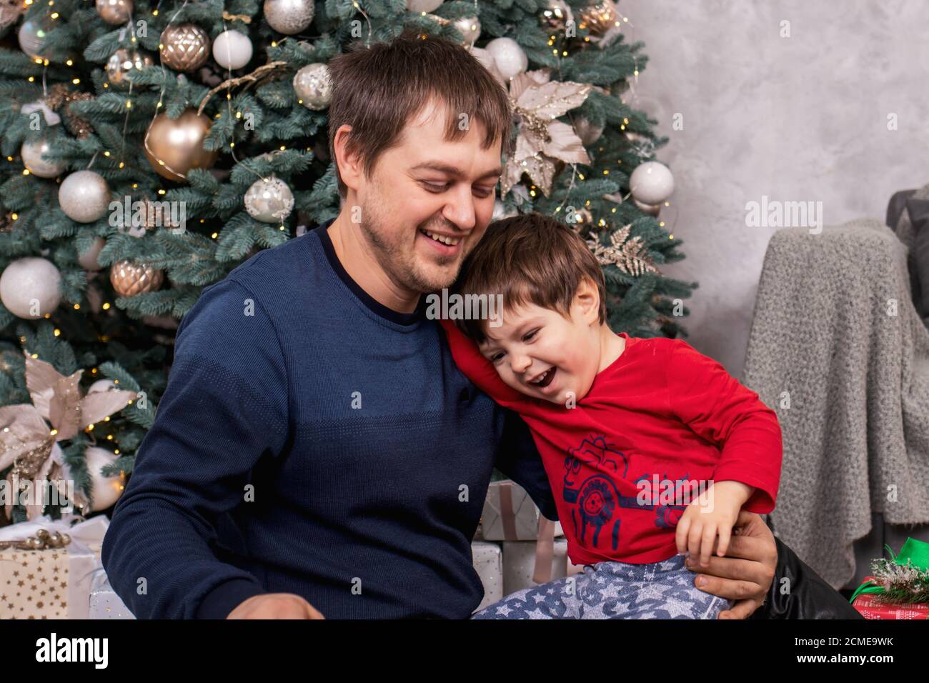 Family around christmas tree hi-res stock photography and images - Alamy