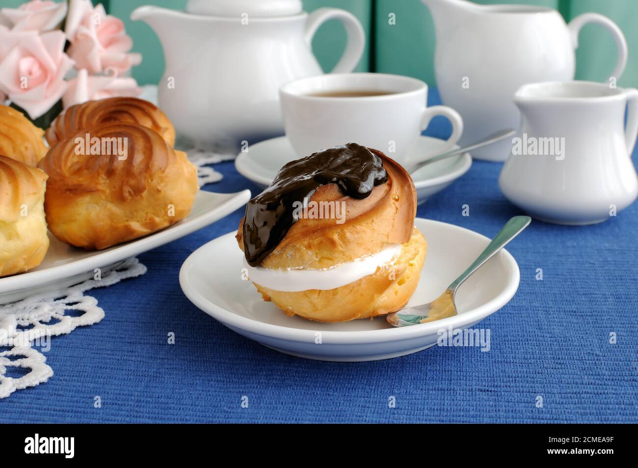 Chocolate Eclair Sweets High Resolution Stock Photography and Images ...