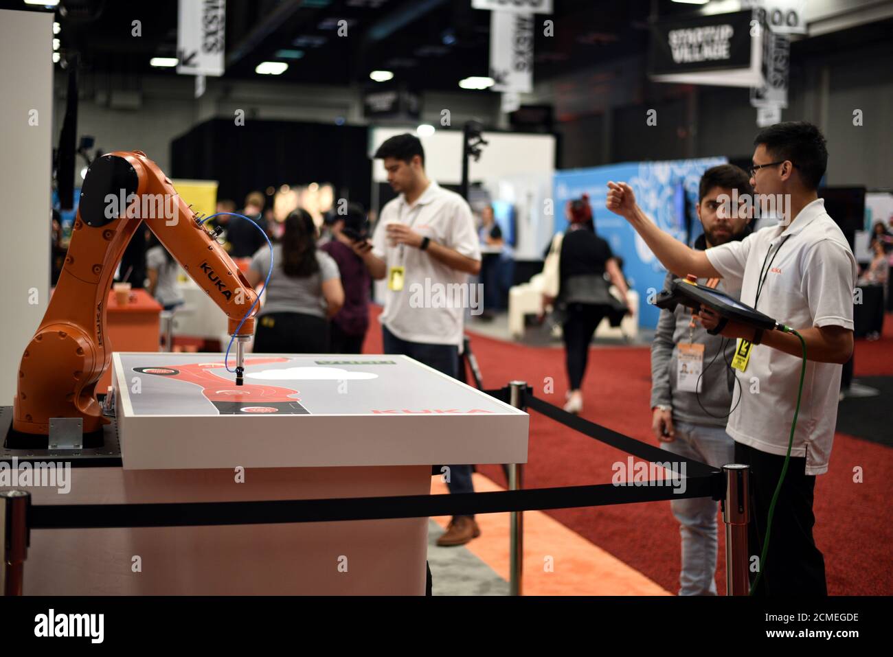 Kuka robot hi-res stock photography and images - Alamy