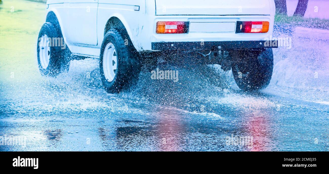 Car water splash hi-res stock photography and images - Alamy