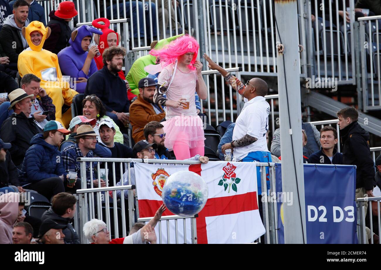 Cricket fans fancy dress hi-res stock photography and images - Alamy