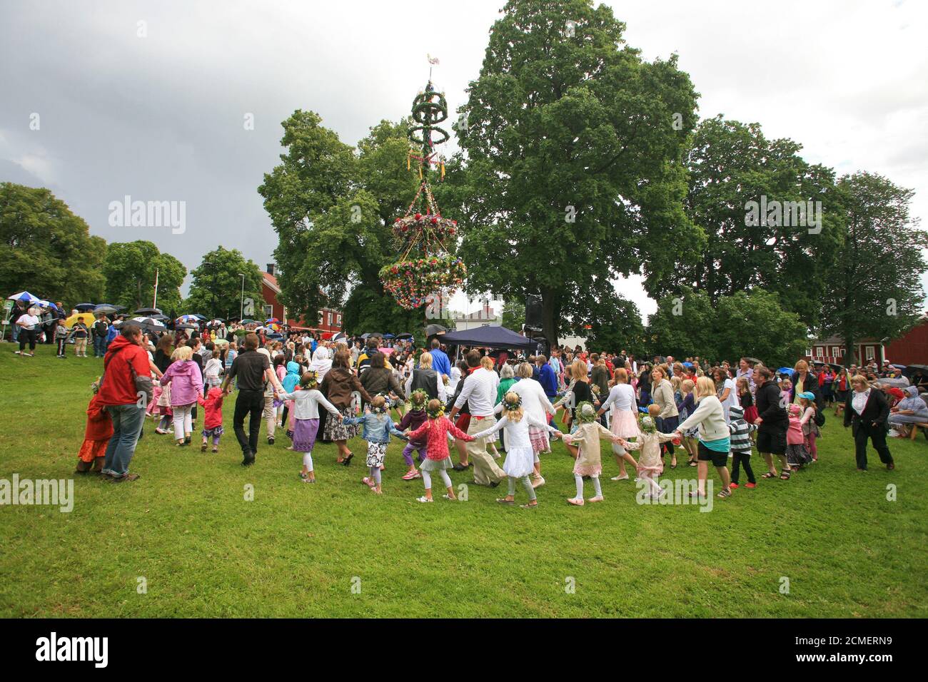 Maypole dancing sweden hi-res stock photography and images - Alamy