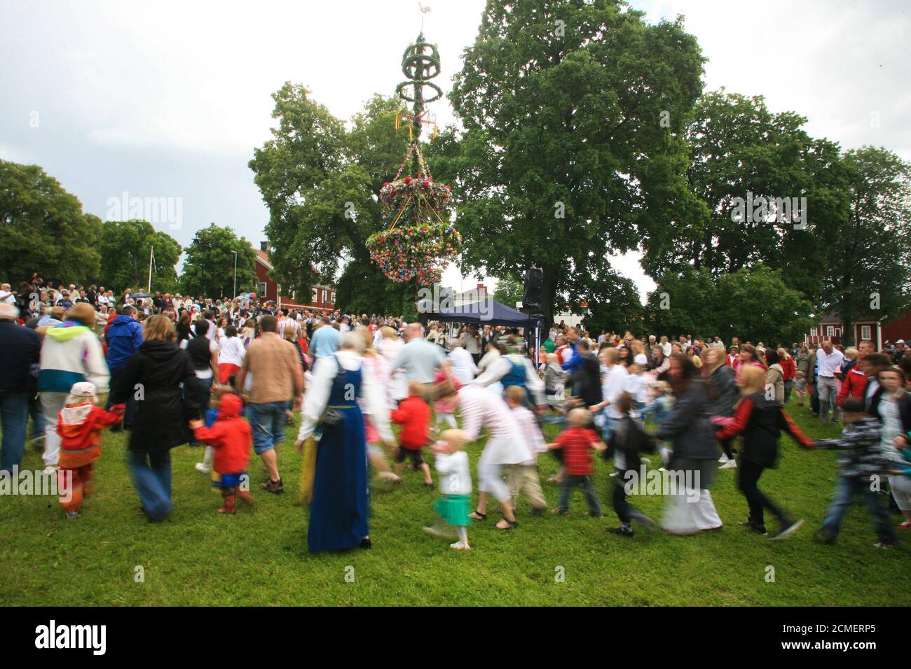 MIDSUMMER DANCE around the maypole in drizzle Stock Photo - Alamy