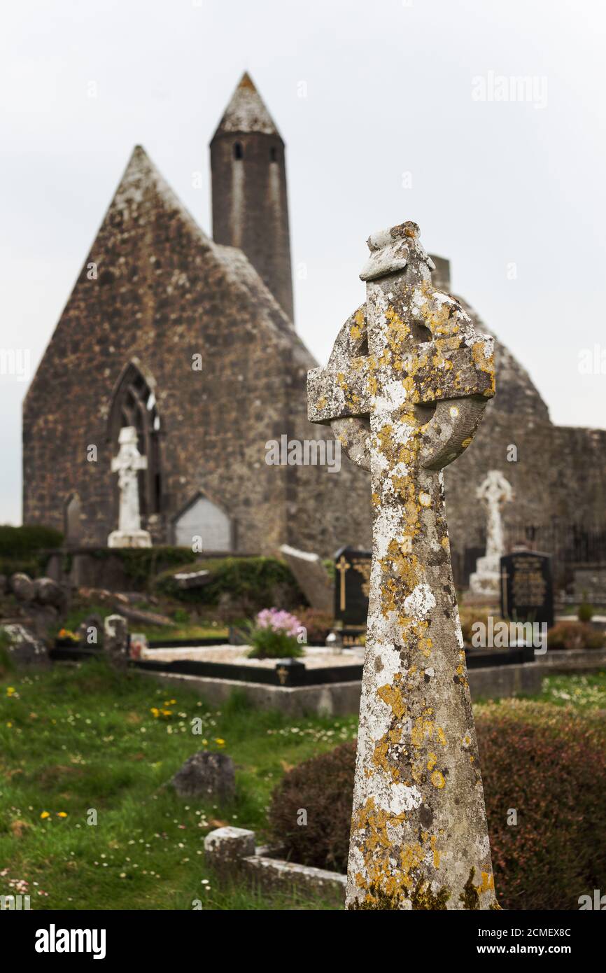 Kilmacduagh monastery hi-res stock photography and images - Alamy
