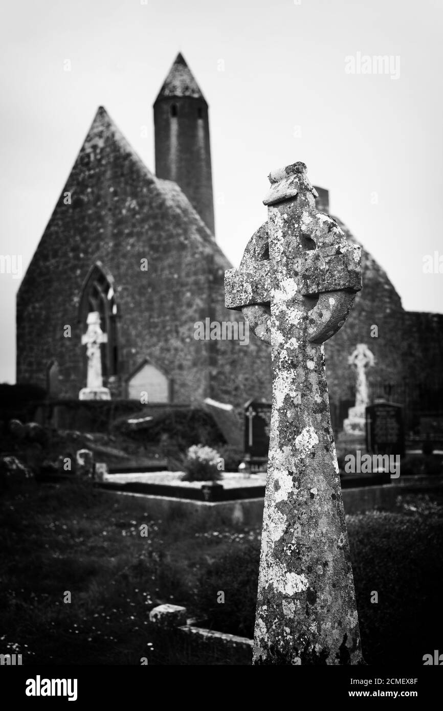 Kilmacduagh monastery hi-res stock photography and images - Alamy