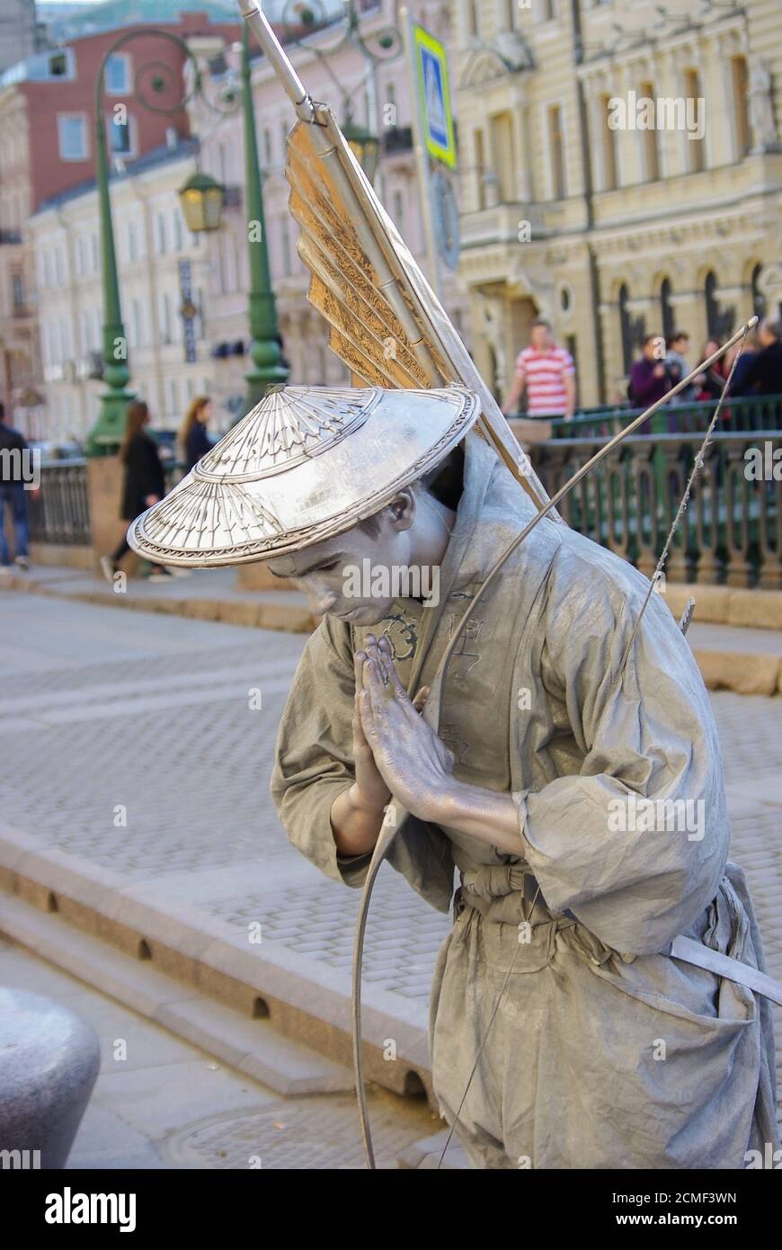 Street performer living statue hi-res stock photography and images - Alamy