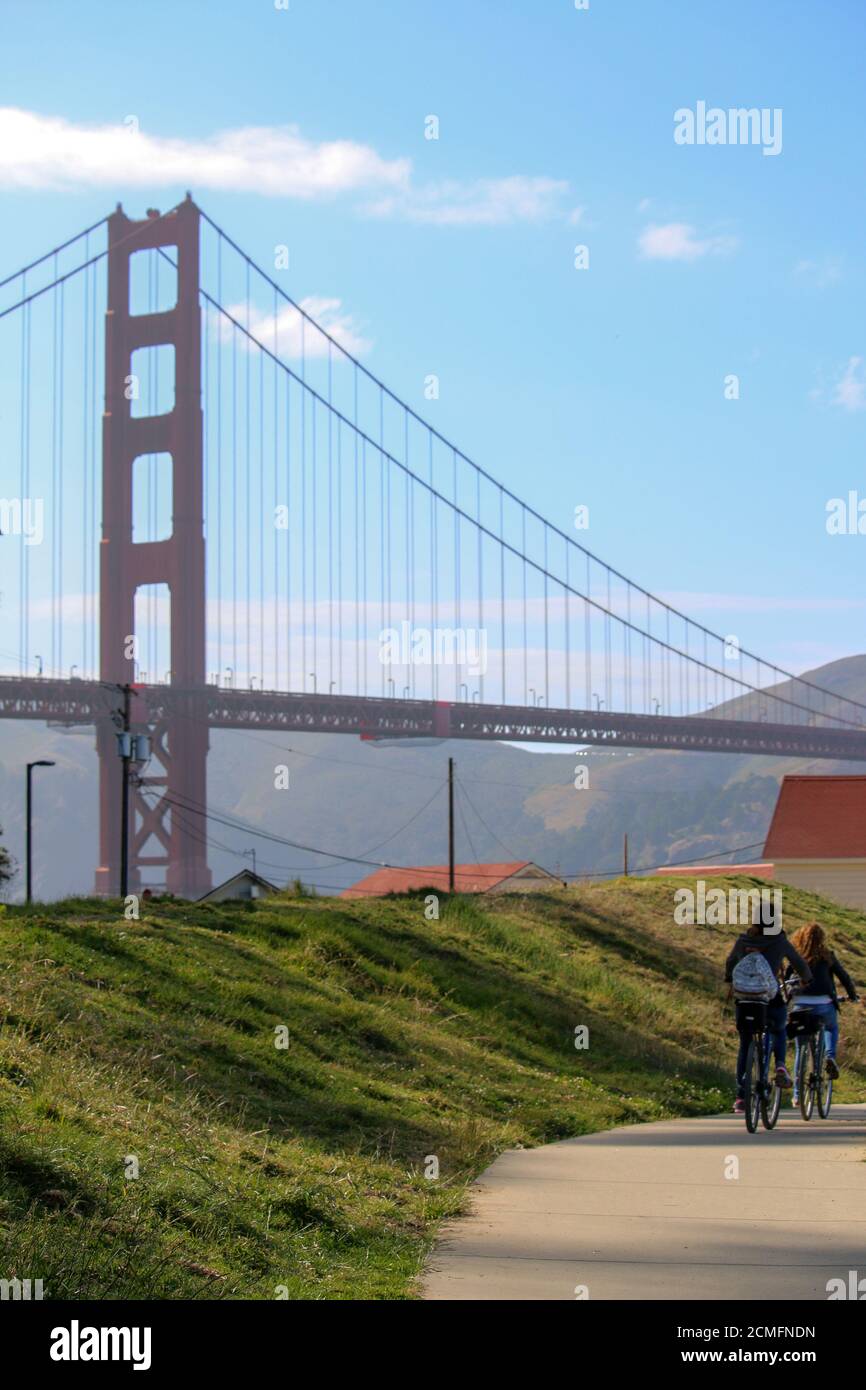 Golden gate bridge cyclist hi-res stock photography and images - Alamy