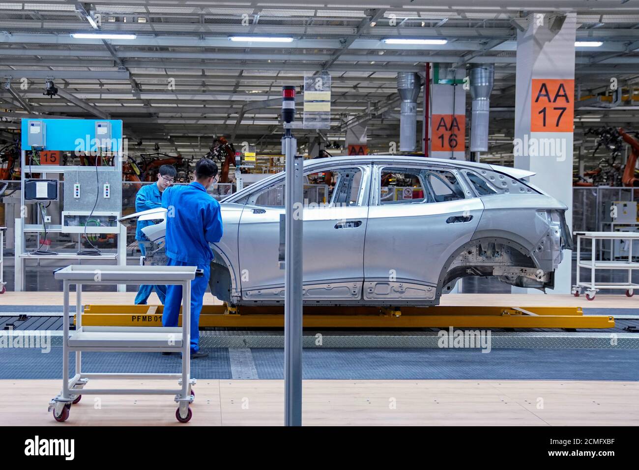 China vehicle assembly line hi-res stock photography and images - Alamy