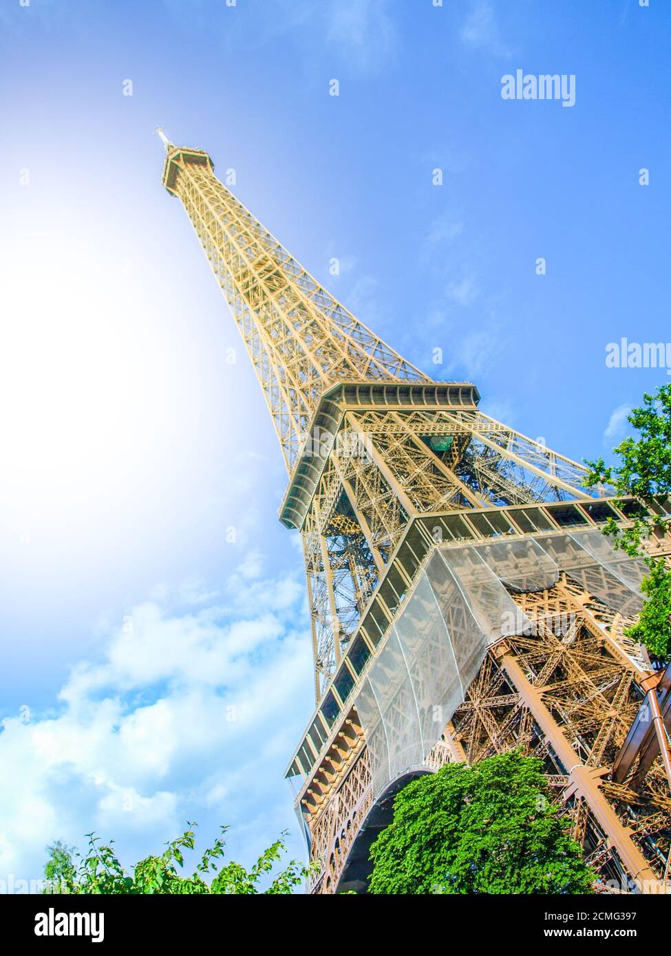 Bottom eiffel tower hi-res stock photography and images - Alamy