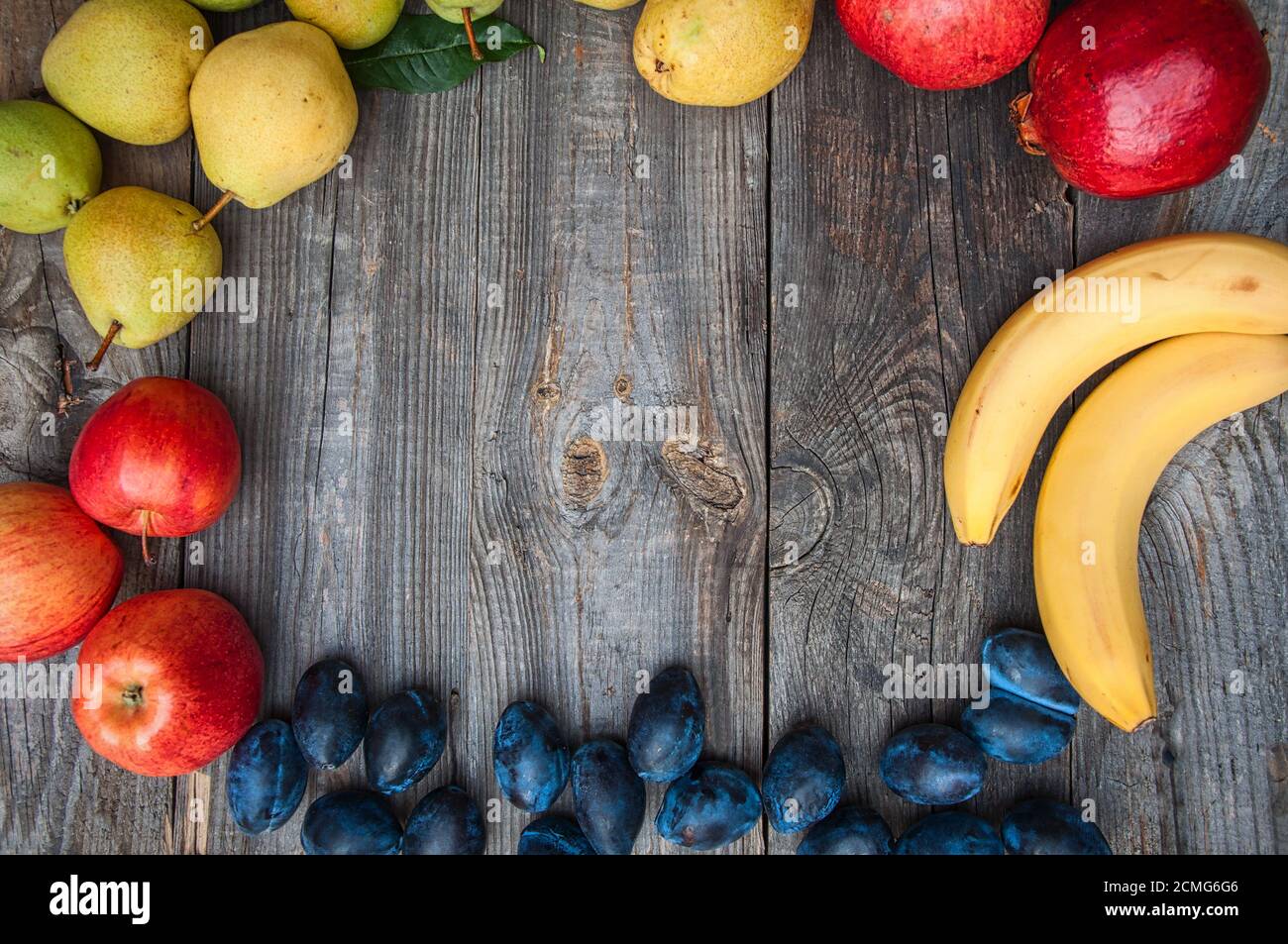 Fresh ripe fruits , empty space in the middle, top view Stock Photo - Alamy