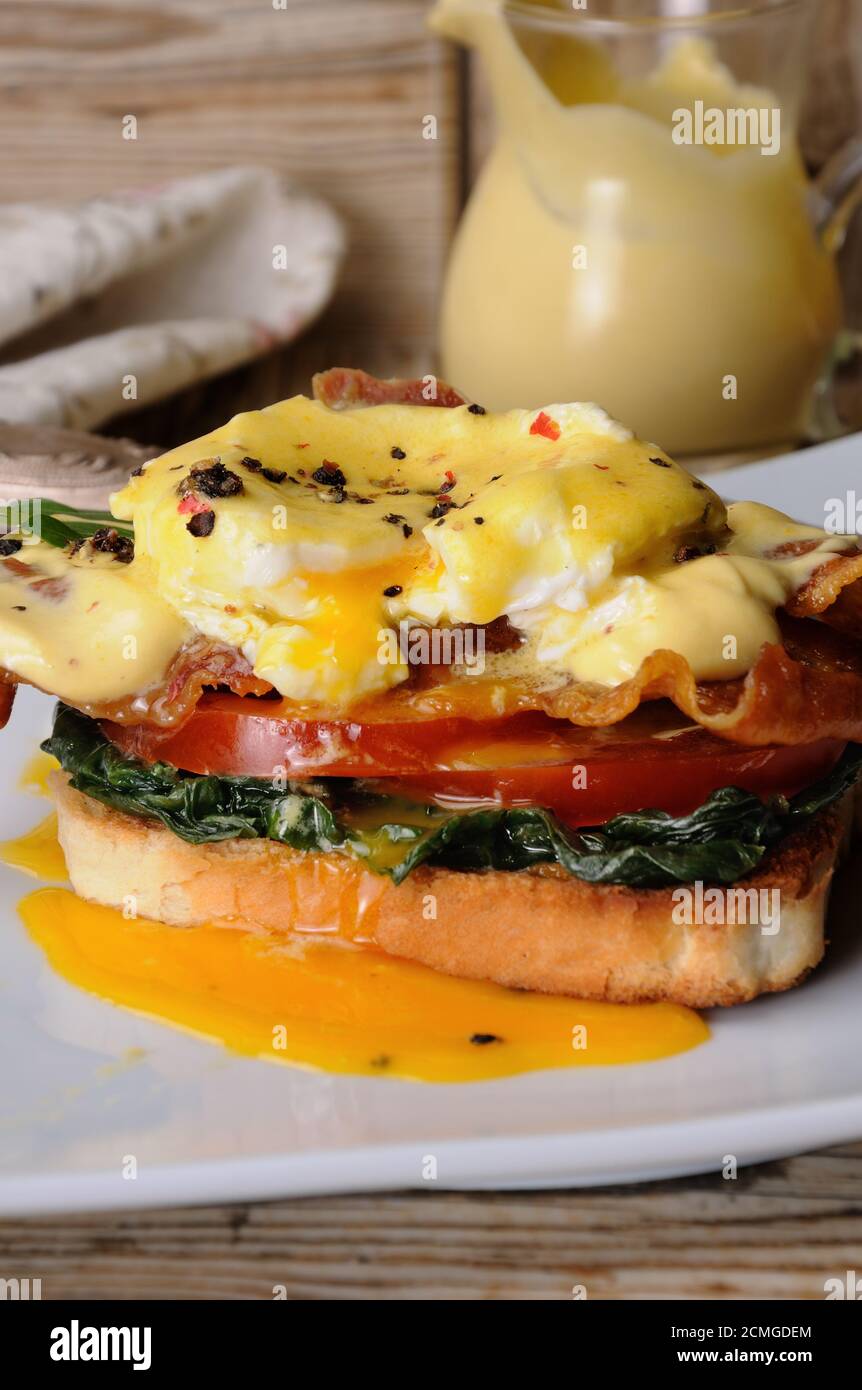 Eggs benedict bacon spinach hi-res stock photography and images - Alamy