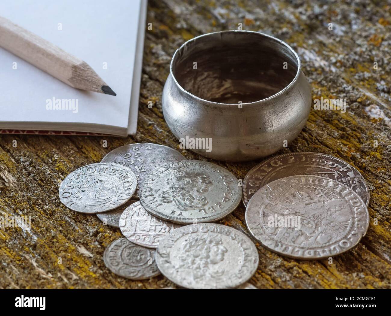 Metal coins hi-res stock photography and images - Alamy