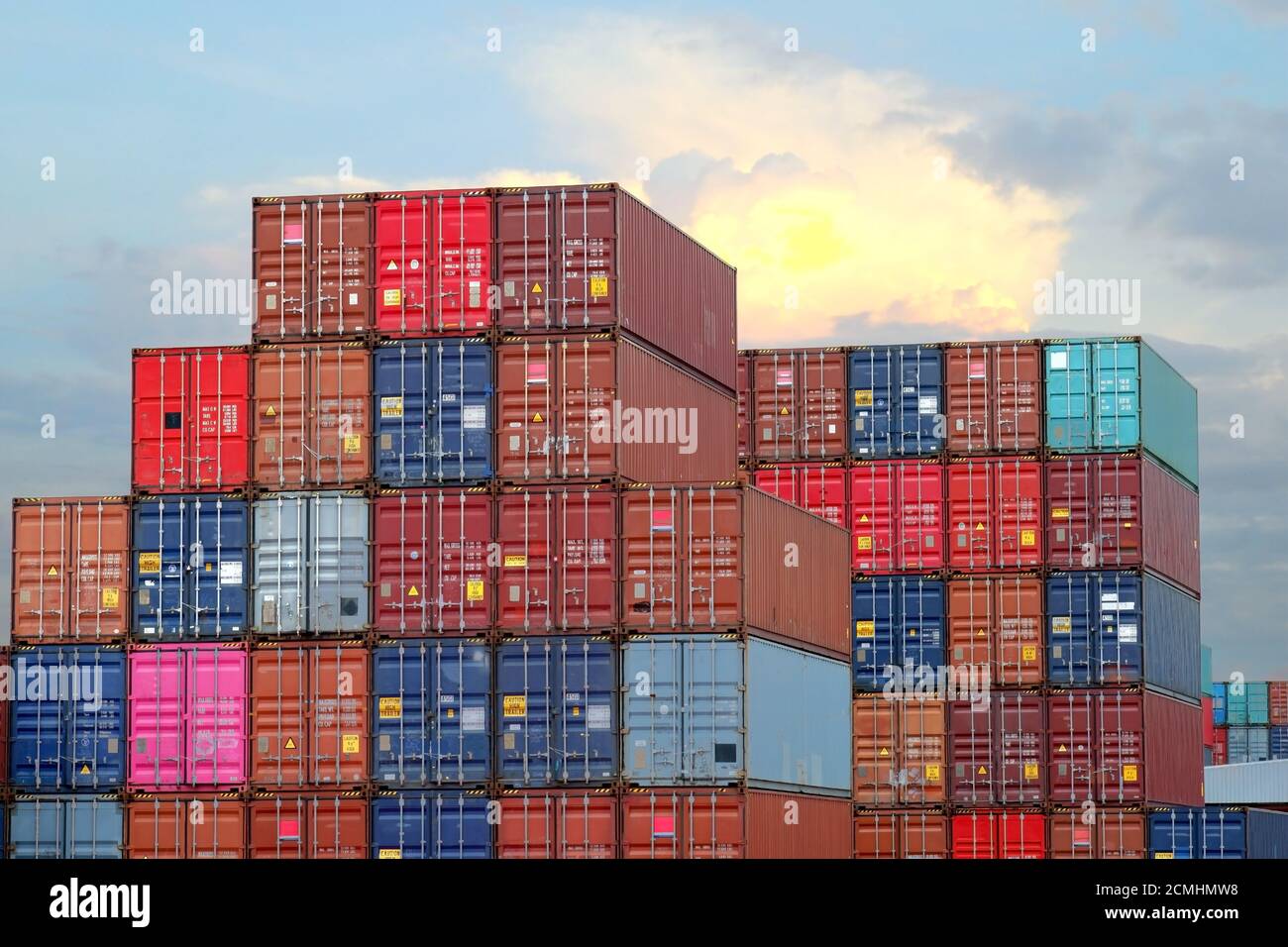 Shipping ports hi-res stock photography and images - Alamy