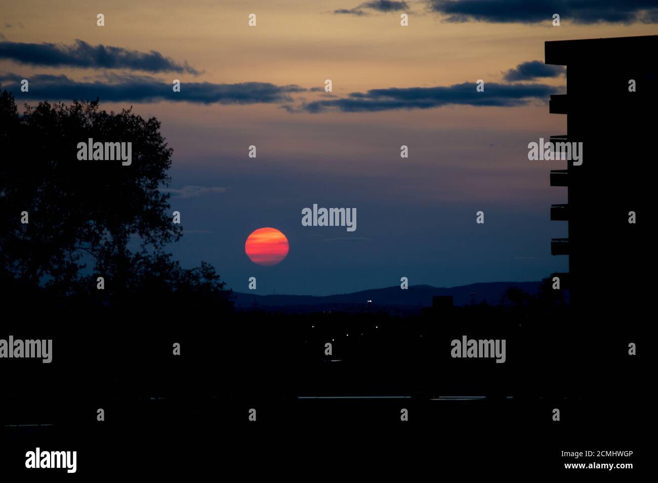 Redish sky hi-res stock photography and images - Alamy