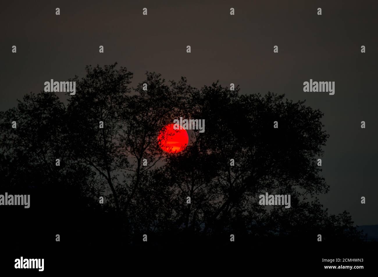 Redish sky hi-res stock photography and images - Alamy