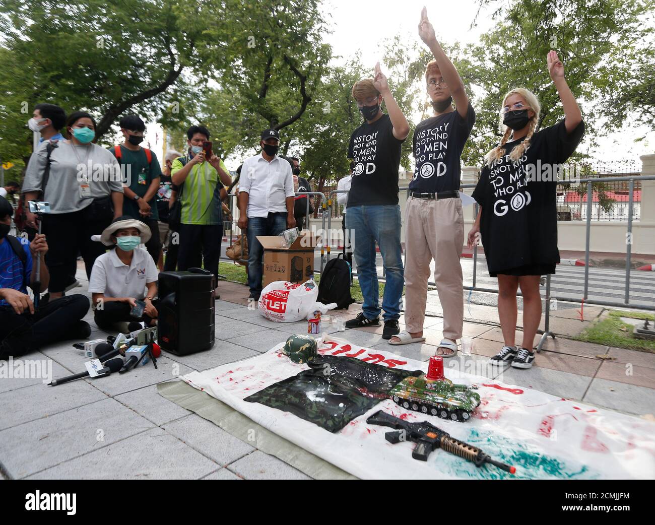 Finger hunger games salute hi-res stock photography and images - Alamy