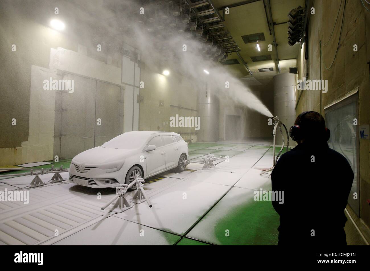 Car test tunnel hi-res stock photography and images - Alamy