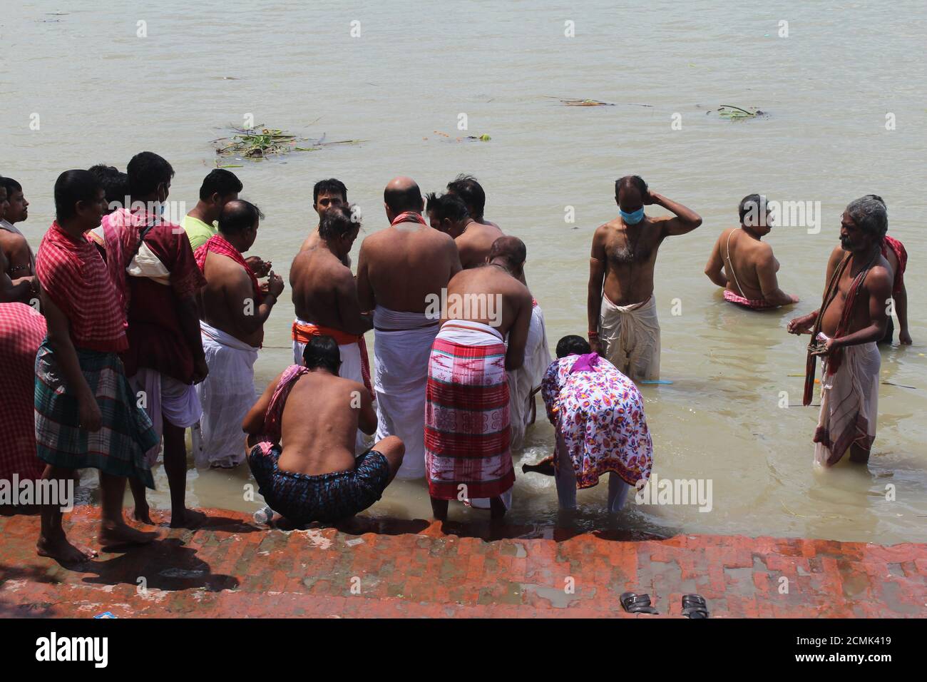 Kolkata, India. 17th Sep, 2020. Hindu devotees performing Tarpan on the ...