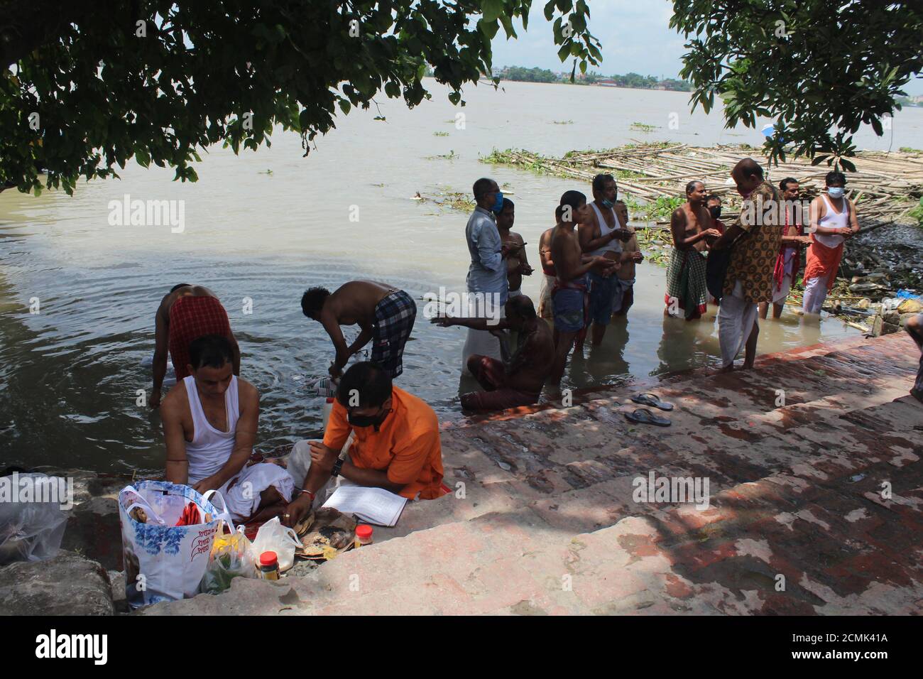 Kolkata, India. 17th Sep, 2020. Hindu devotees performing Tarpan on the ...