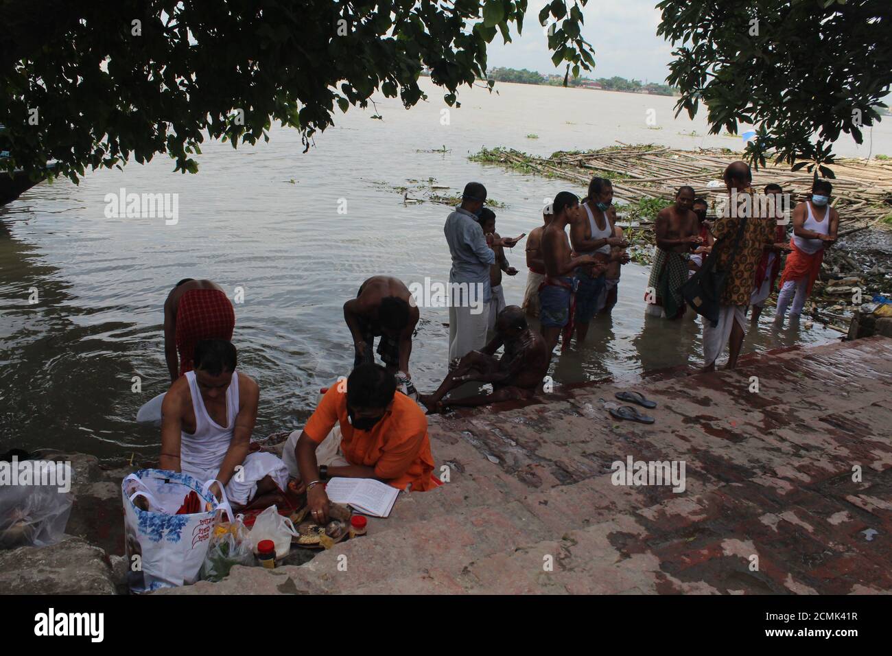 Kolkata, India. 17th Sep, 2020. Hindu devotees performing Tarpan on the ...