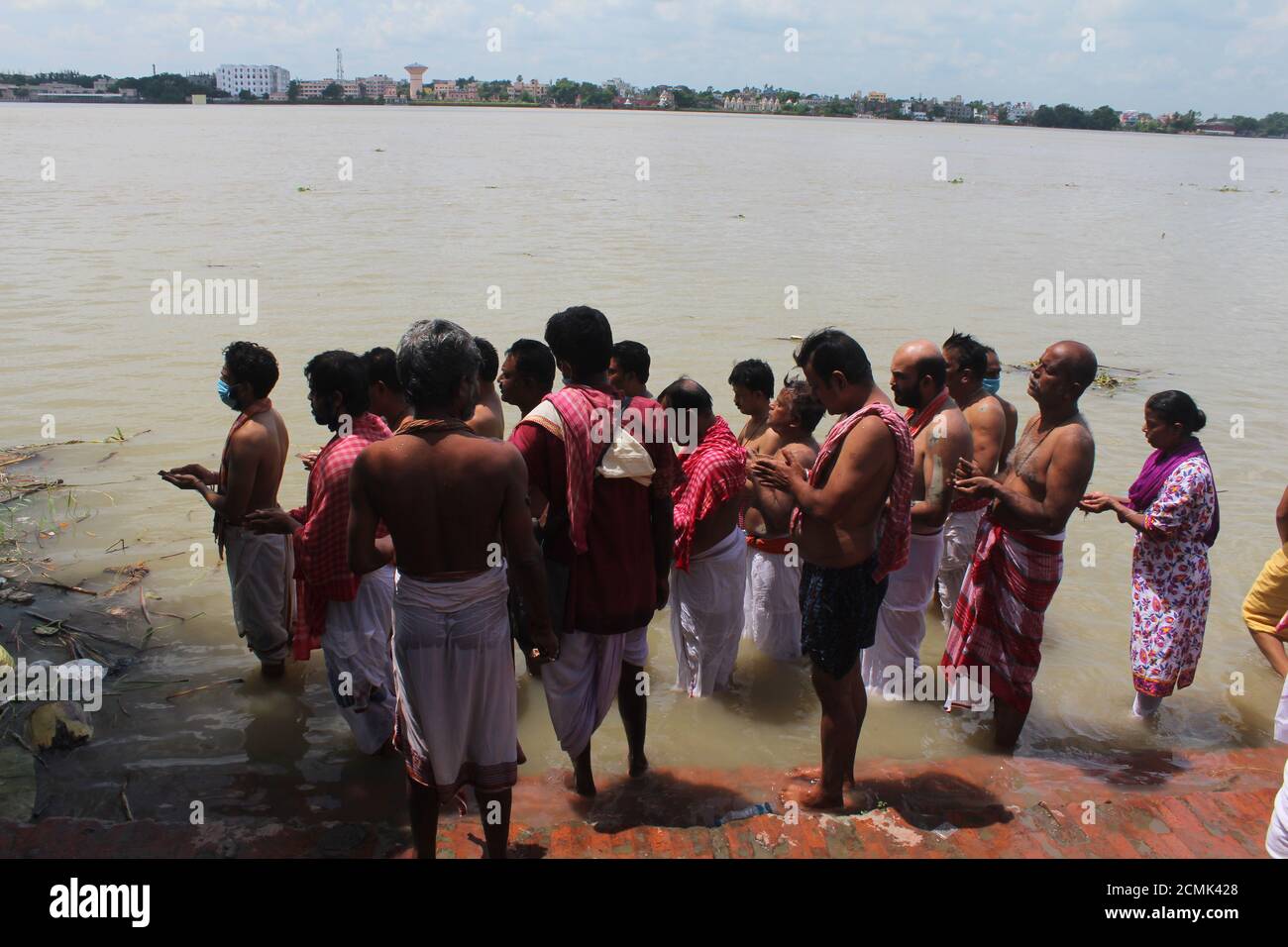 Kolkata, India. 17th Sep, 2020. Hindu devotees performing Tarpan on the ...