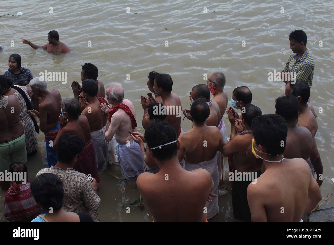 Kolkata, India. 17th Sep, 2020. Hindu devotees performing Tarpan on the ...