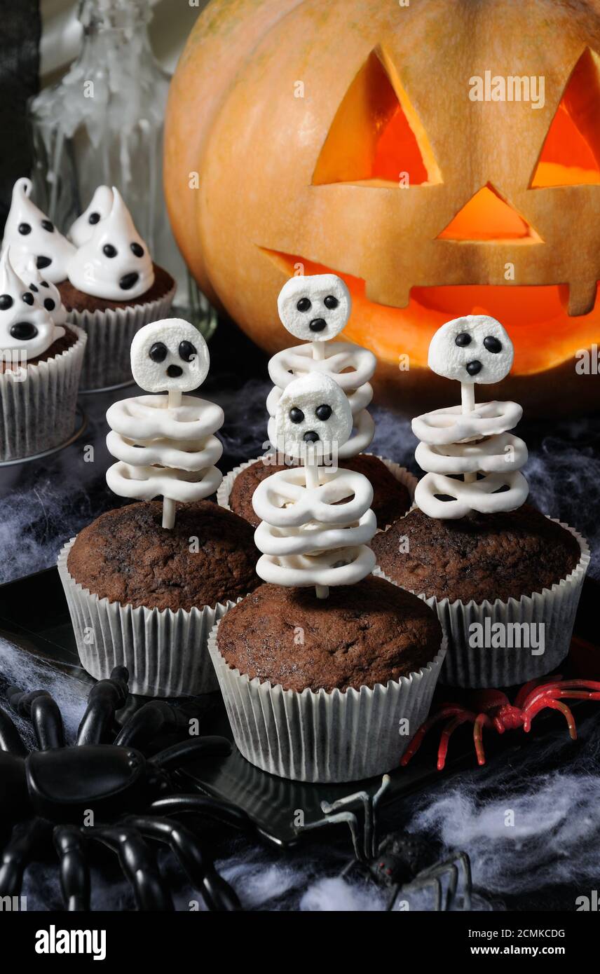 Halloween skeleton eating hi-res stock photography and images - Alamy