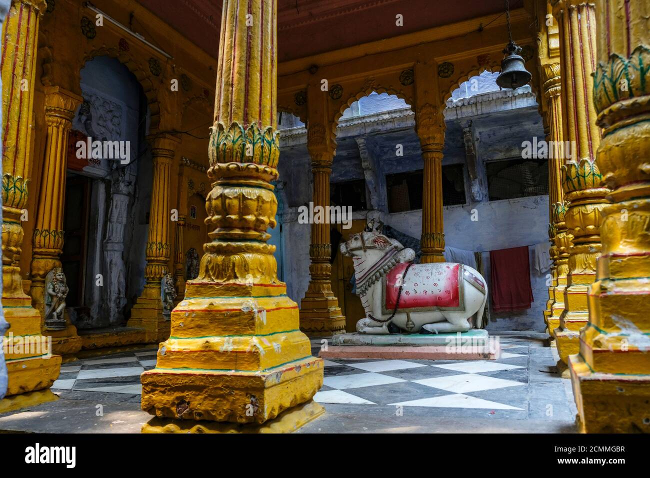 Hindu temple varanasi india hi-res stock photography and images - Alamy