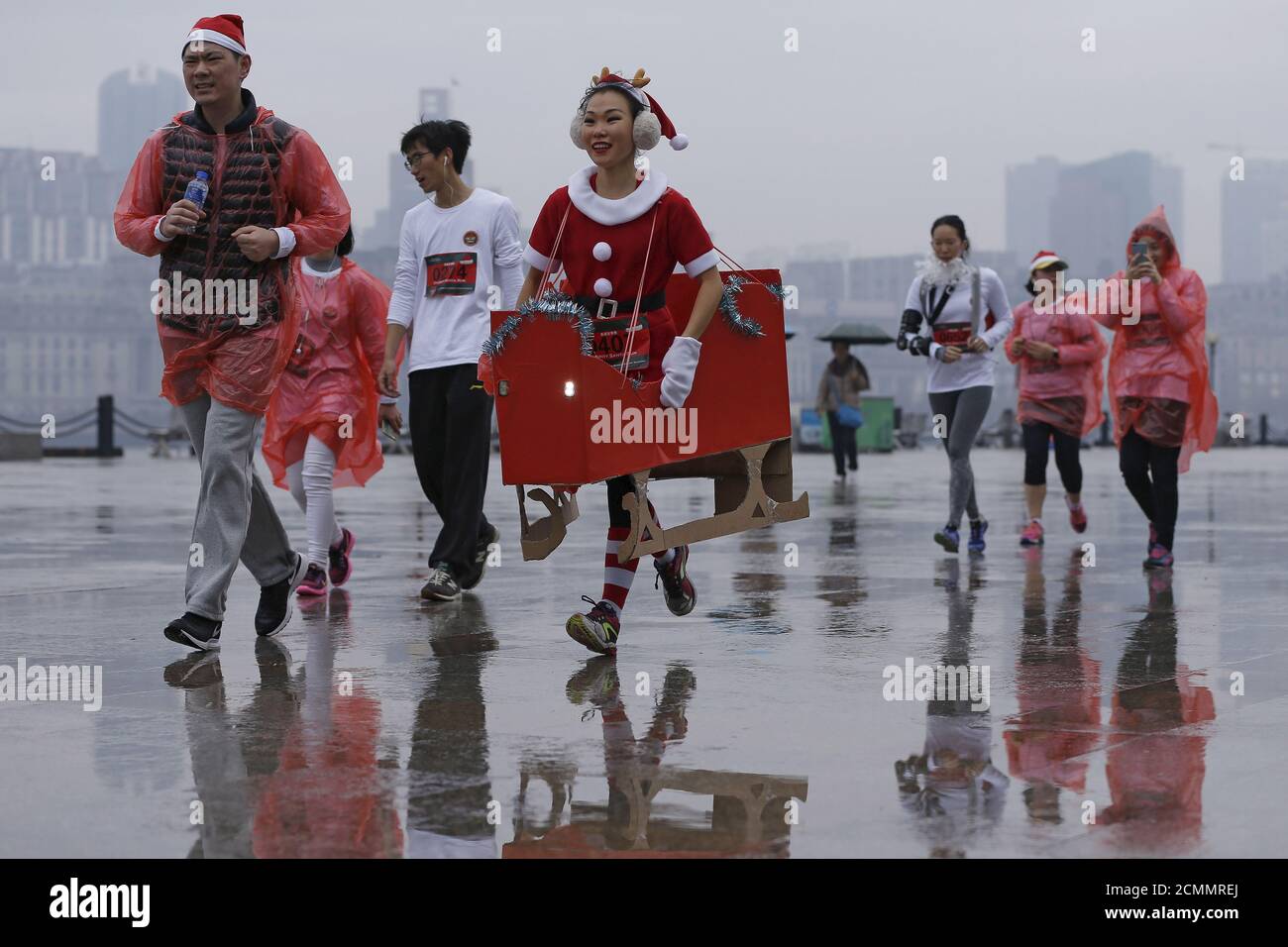 Runners in shanghai hi-res stock photography and images - Alamy