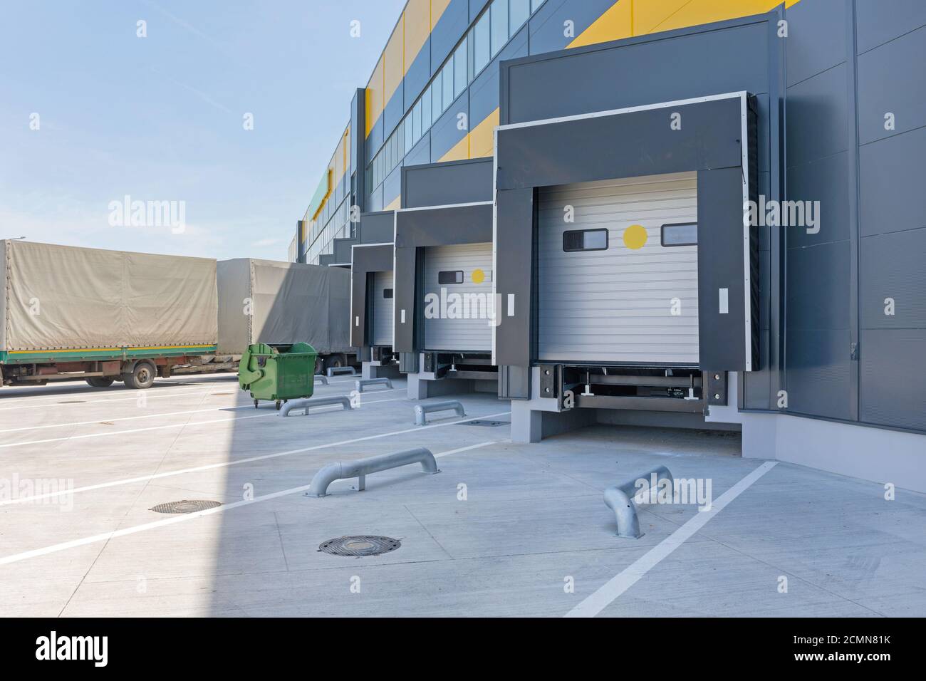 Truck at Cargo Dock Bay Distribution Warehouse Stock Photo - Alamy