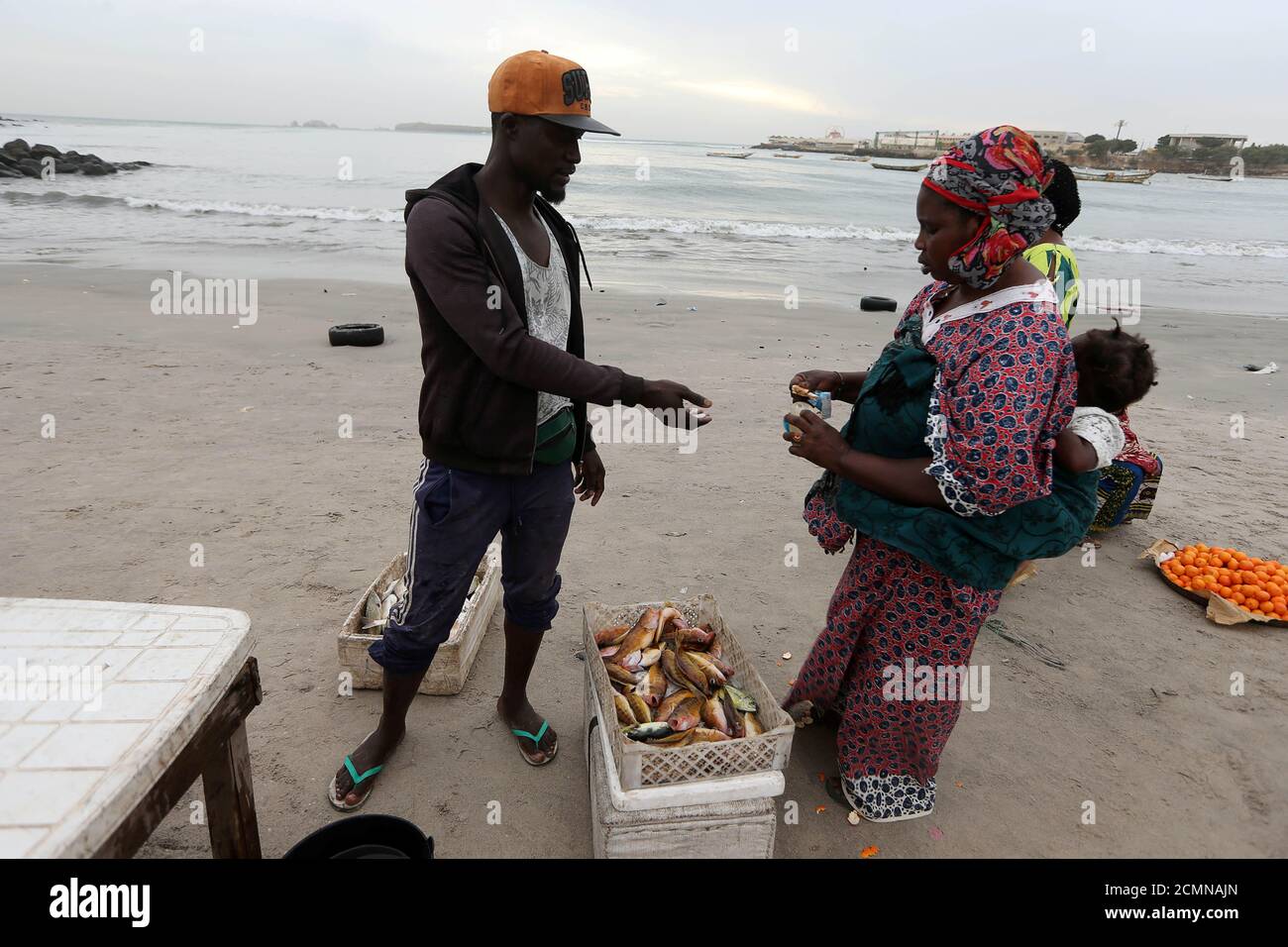 Dakar fish market hi-res stock photography and images - Alamy