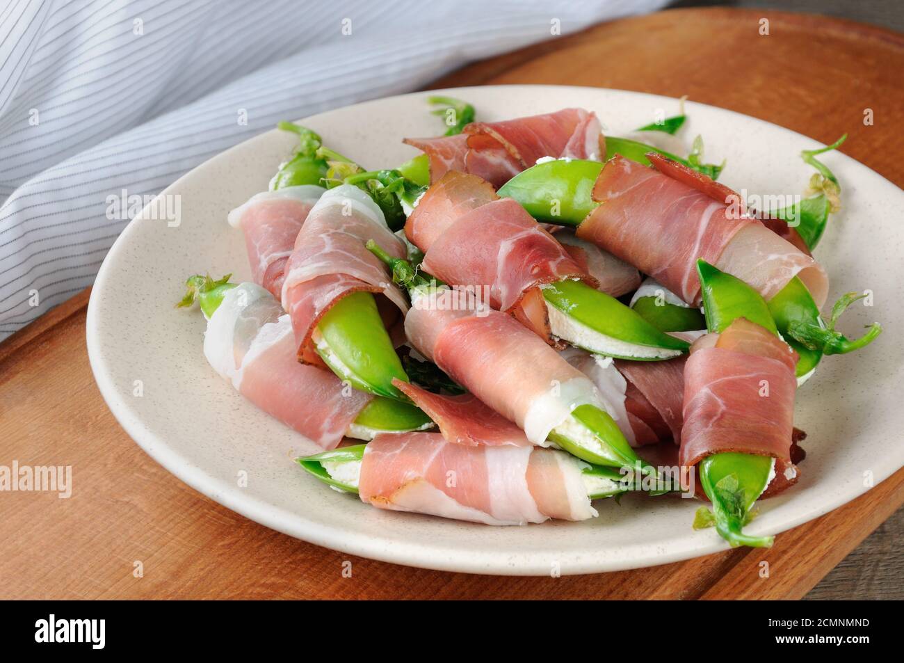 Stuffed pea pods with ricotta and Parma ham. Excellent option with low ...