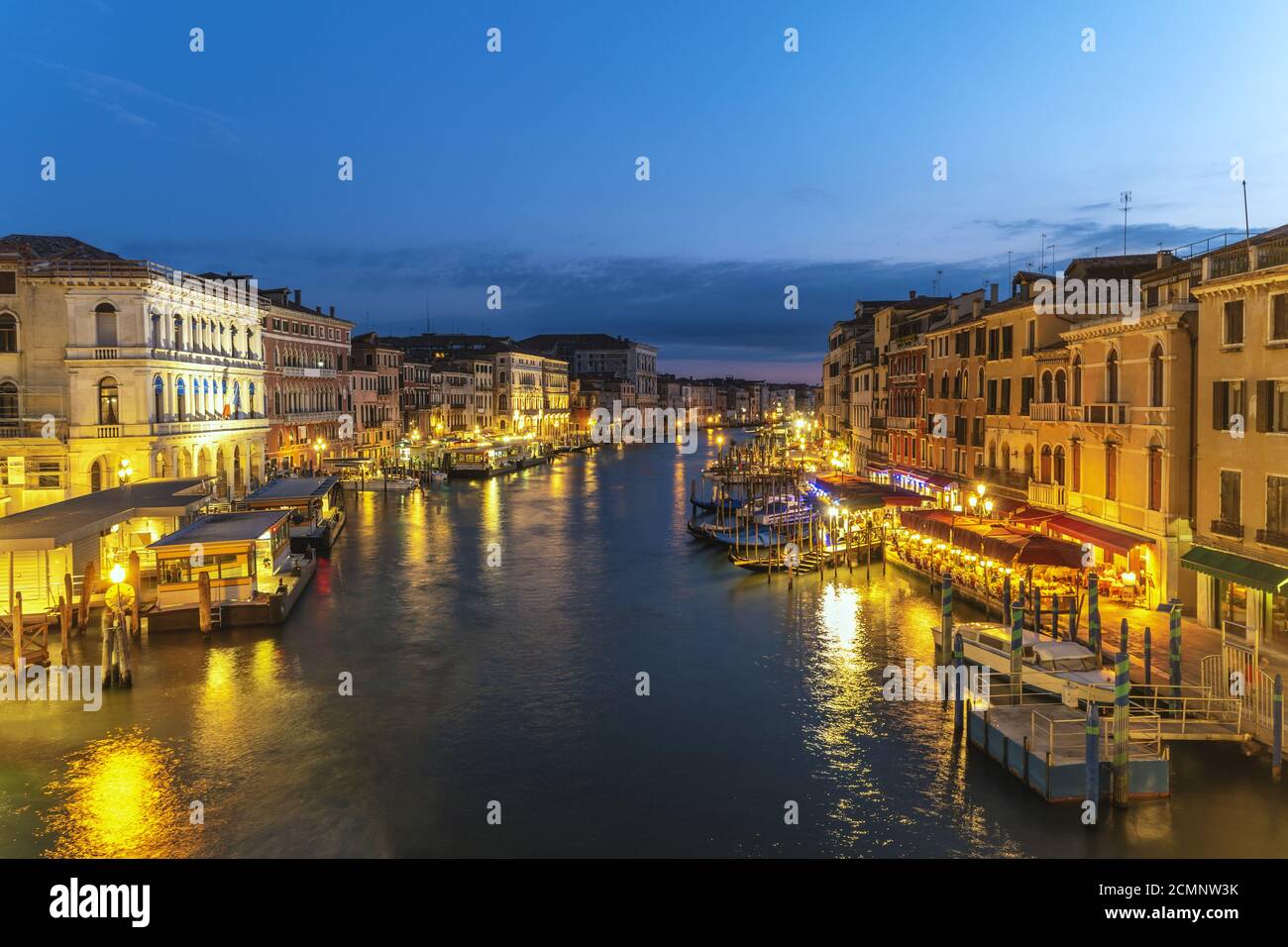 Night view rialto bridge grand canal hi-res stock photography and ...