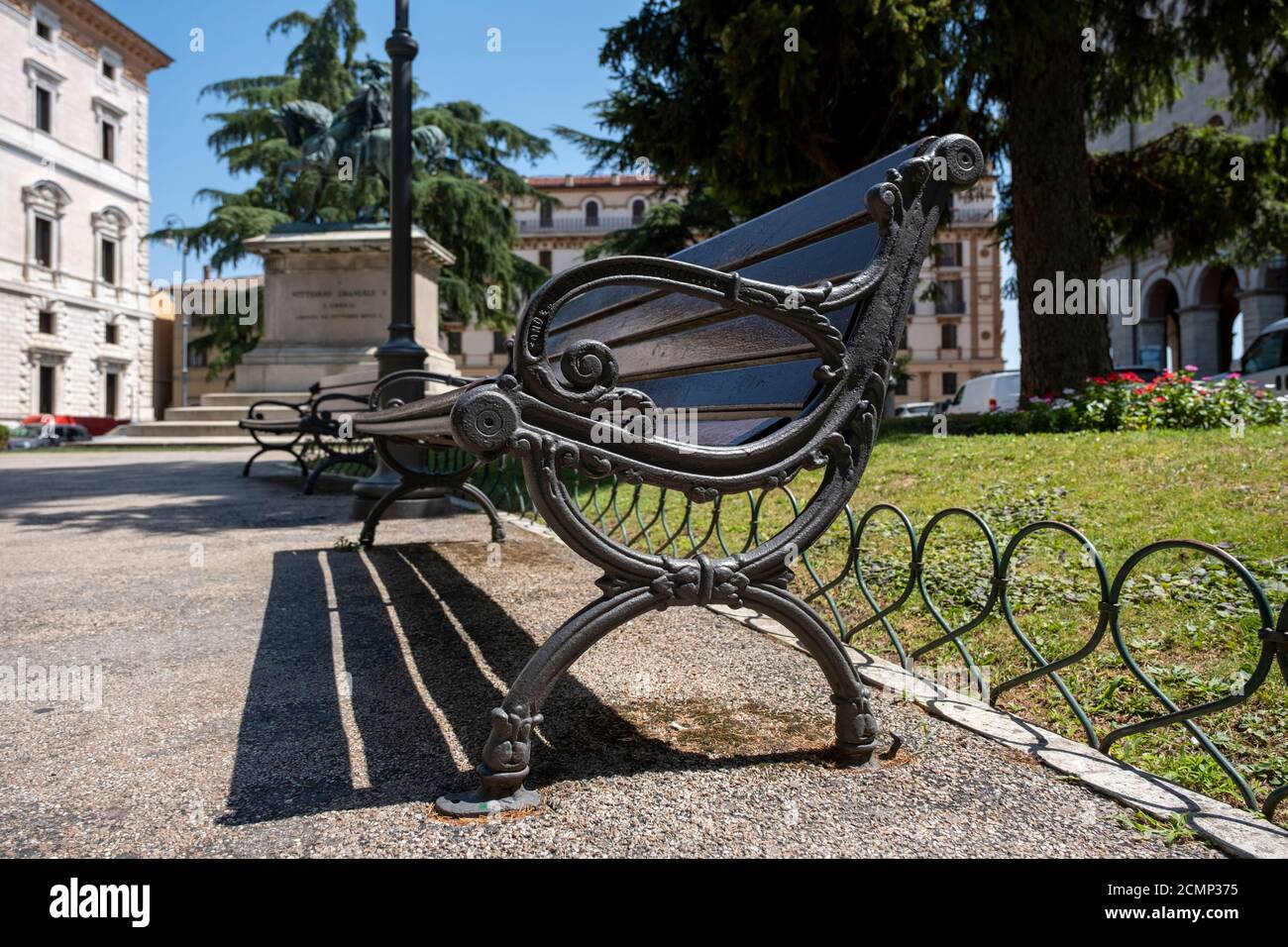 Paris bench wooden hi-res stock photography and images - Alamy
