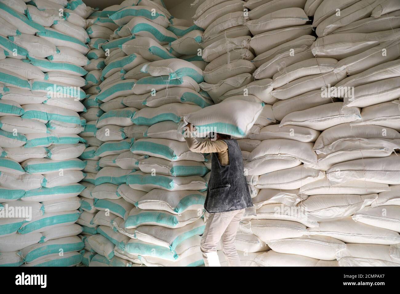 Yemen food distribution hi-res stock photography and images - Alamy