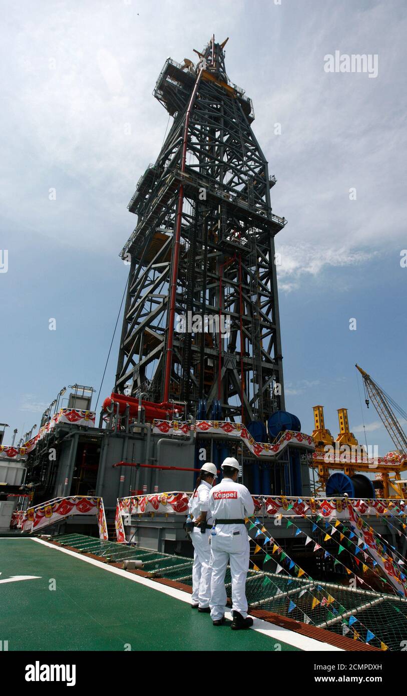 Semisubmersible drilling rigs hi-res stock photography and images - Alamy