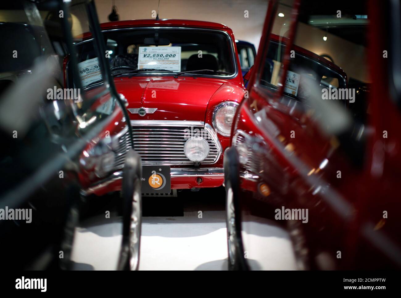Mini cooper dealer hi-res stock photography and images - Alamy