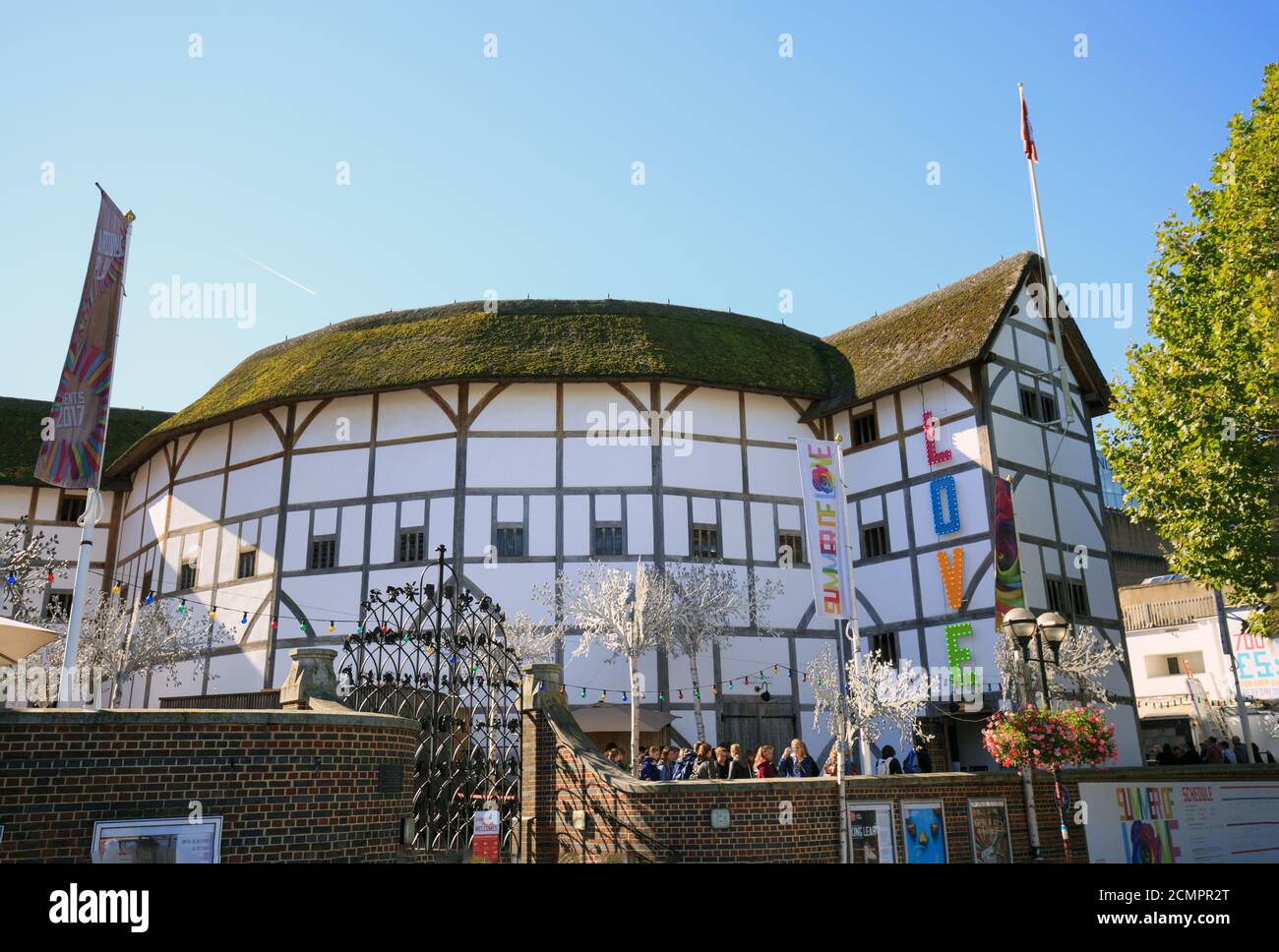 Zoe wanamaker globe theatre hi-res stock photography and images - Alamy
