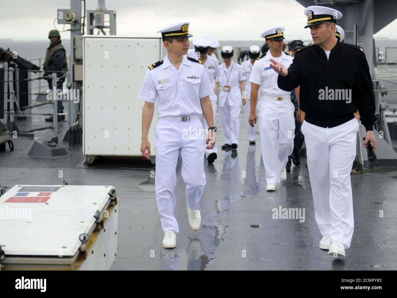 JS Ise (DDH 182) Sailors Visit USS Blue Ridge (LCC 19) 120616 Stock Photo - Alamy