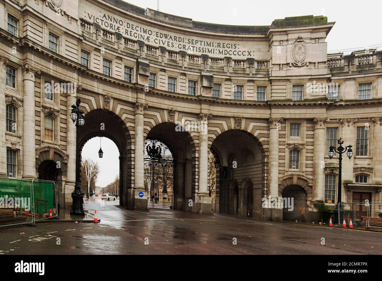 Admiralty Arch is located between Trafalgar Square and The Mall in ...