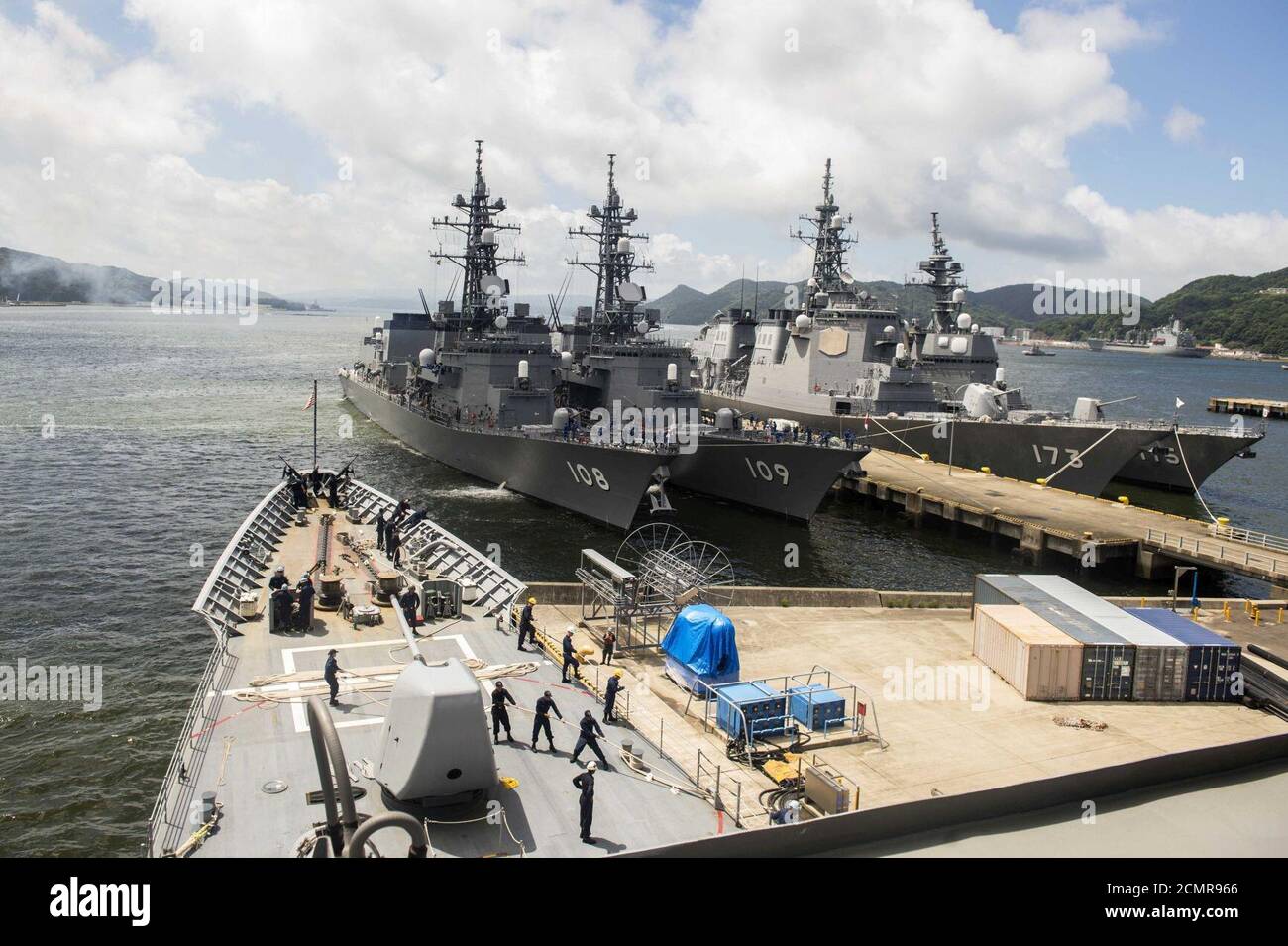 JS Akebono (DD-108), Ariake (DD-109), Kongō (DDG-173) en Akizuki (DD-115) op Tategami Pier in ...