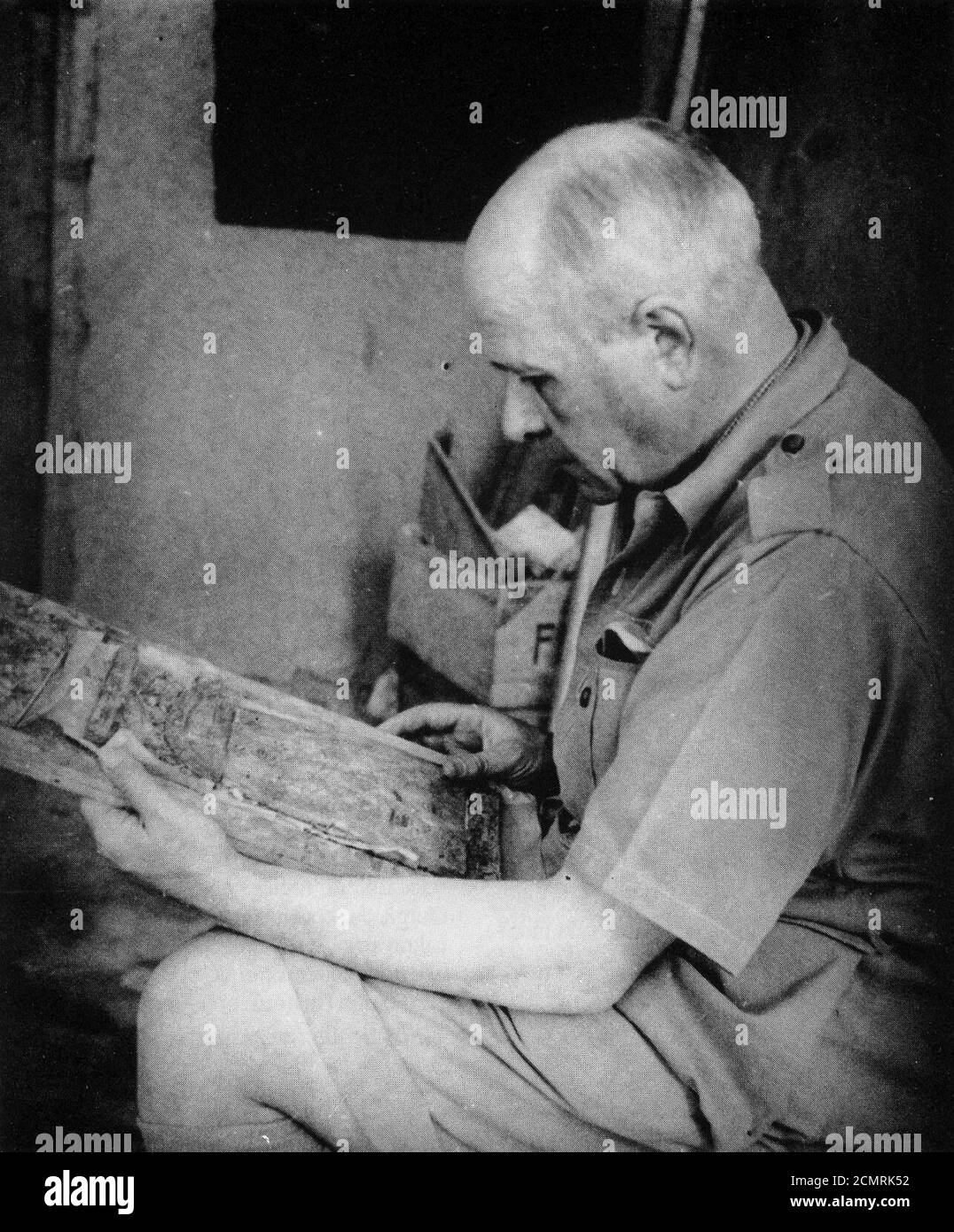 Joseph Hackin photographié par Ria Hackin, Begrâm-101 Stock Photo - Alamy