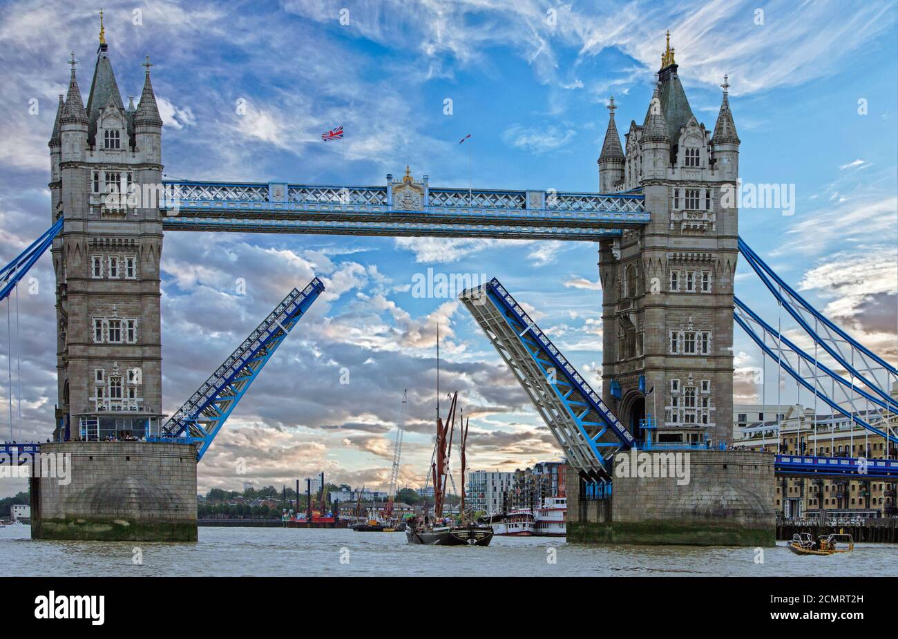 Boats pass through tower bridge hi-res stock photography and images - Alamy
