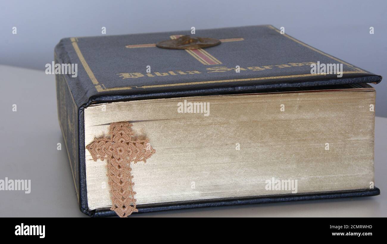 Closed bible hi-res stock photography and images - Alamy
